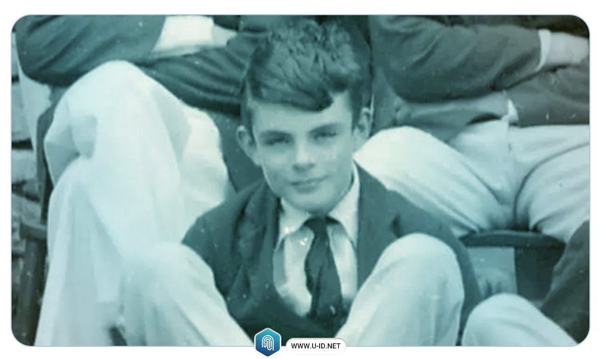 آلن تورینگ، مخترع کامپیوتر و پدر هوش مصنوعی کیست